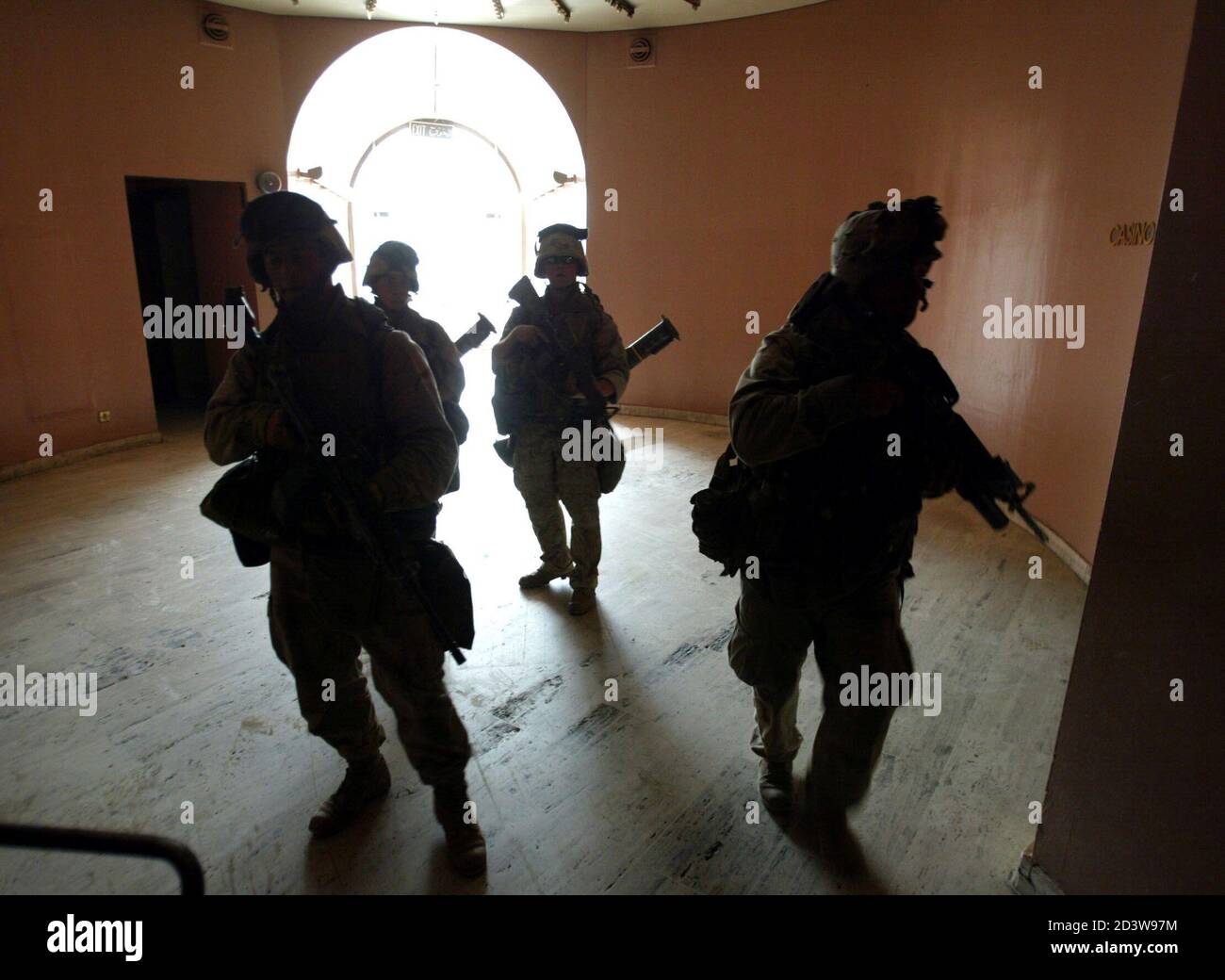 Us soldiers iraq 2003 hi-res stock photography and images - Alamy