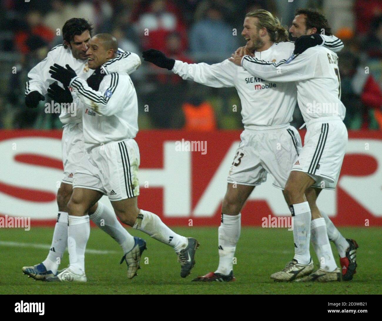 Real madrids david beckham and roberto carlos hi-res stock photography ...