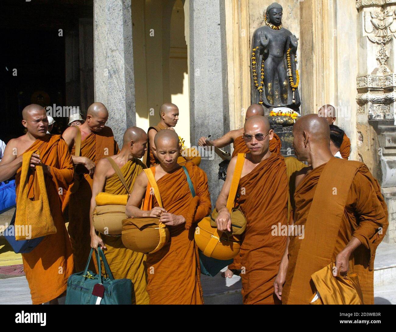Asia india mahabodhi temple monks hi-res stock photography and images ...