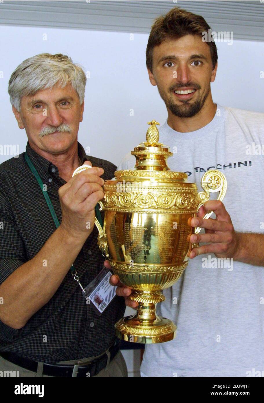 2001 lawn tennis championships wimbledon hi-res stock photography and ...