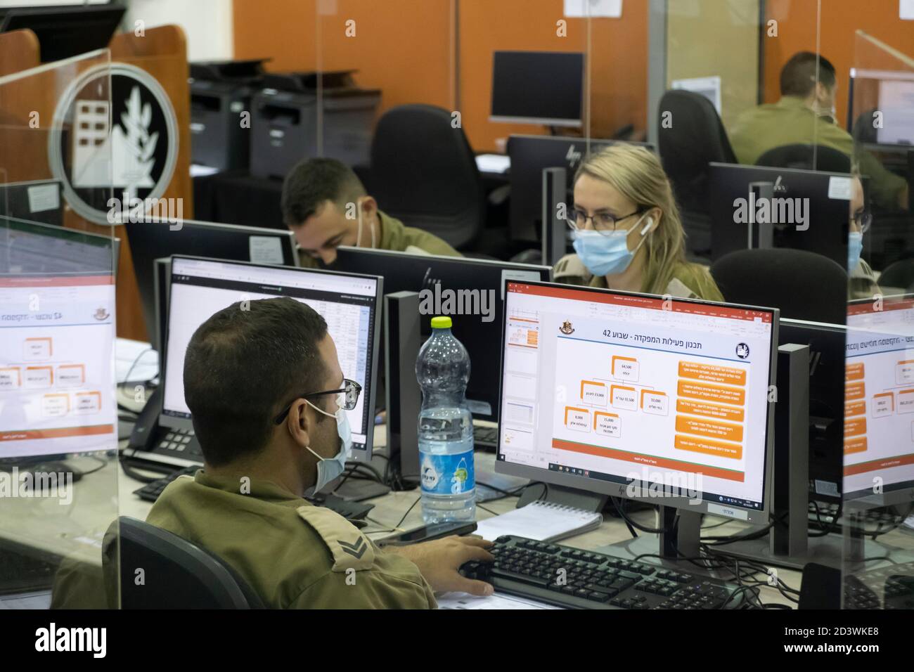 Military personnel using computers hi-res stock photography and images ...