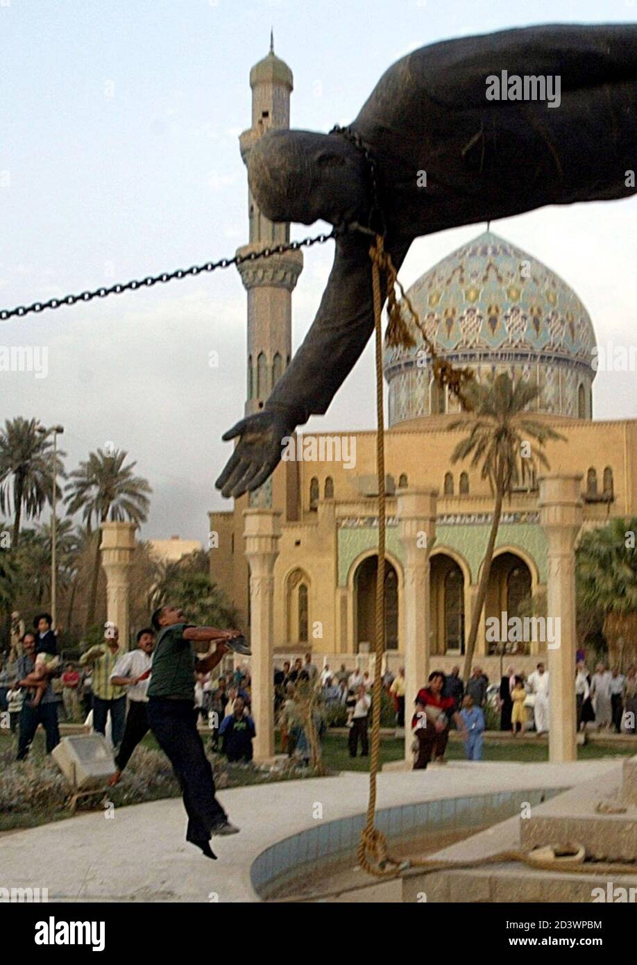 Saddam Hussein Statue Falling