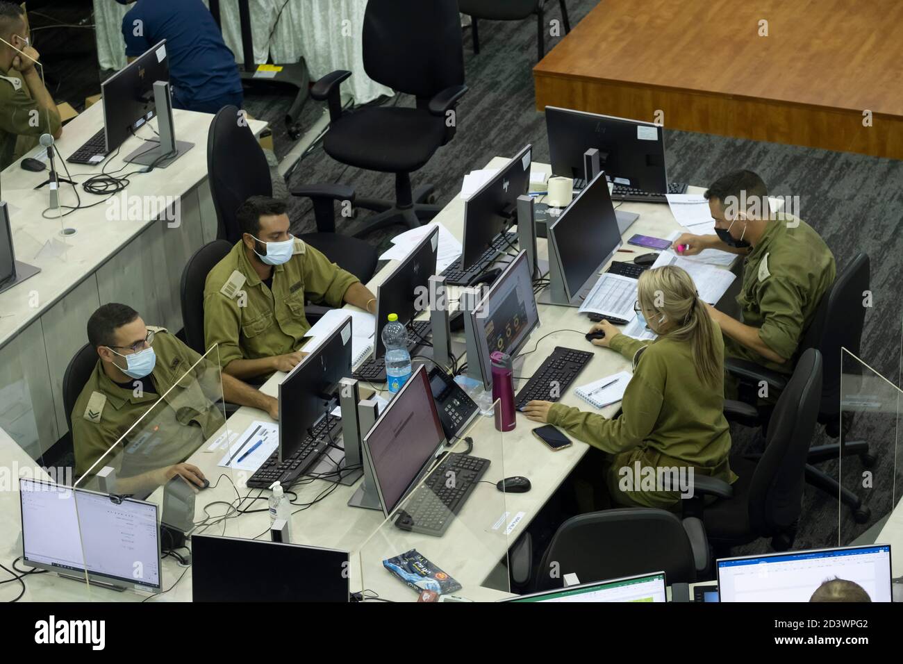 Military personnel using computers hi-res stock photography and images ...