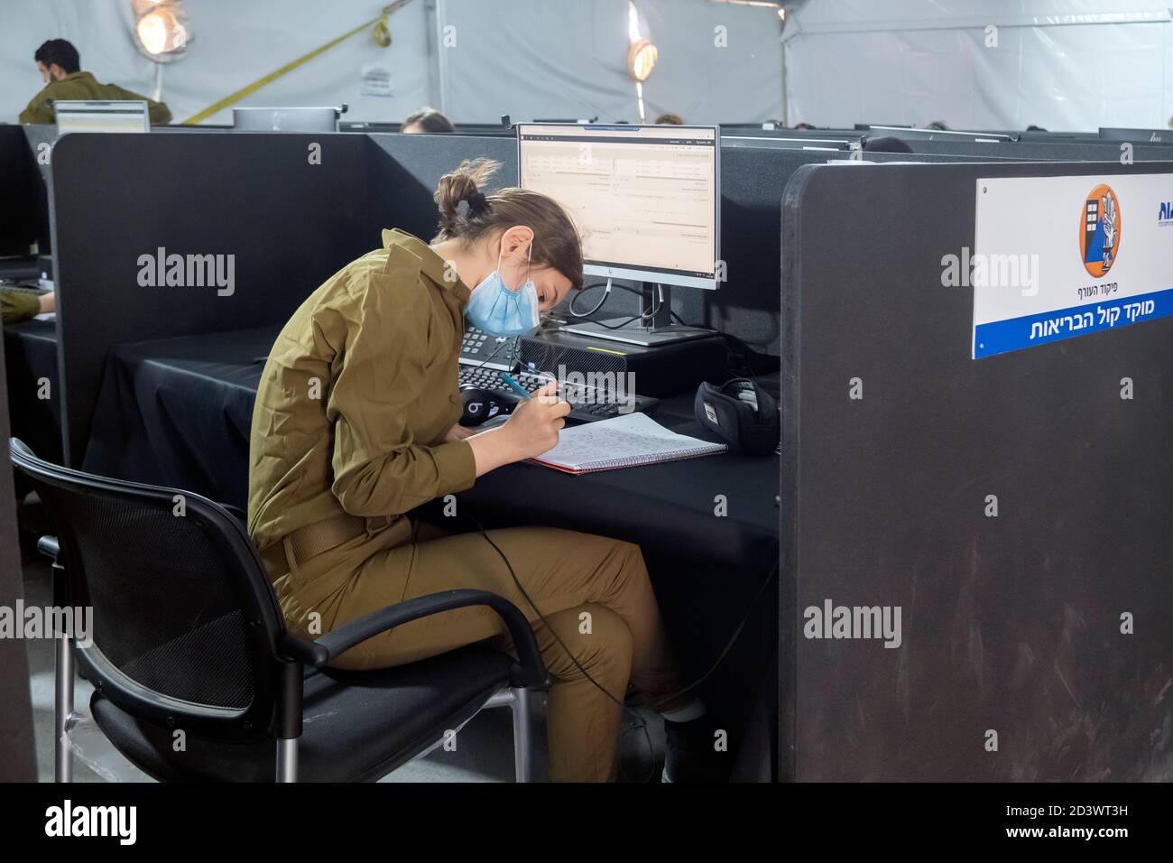 Military personnel using computers hi-res stock photography and images ...