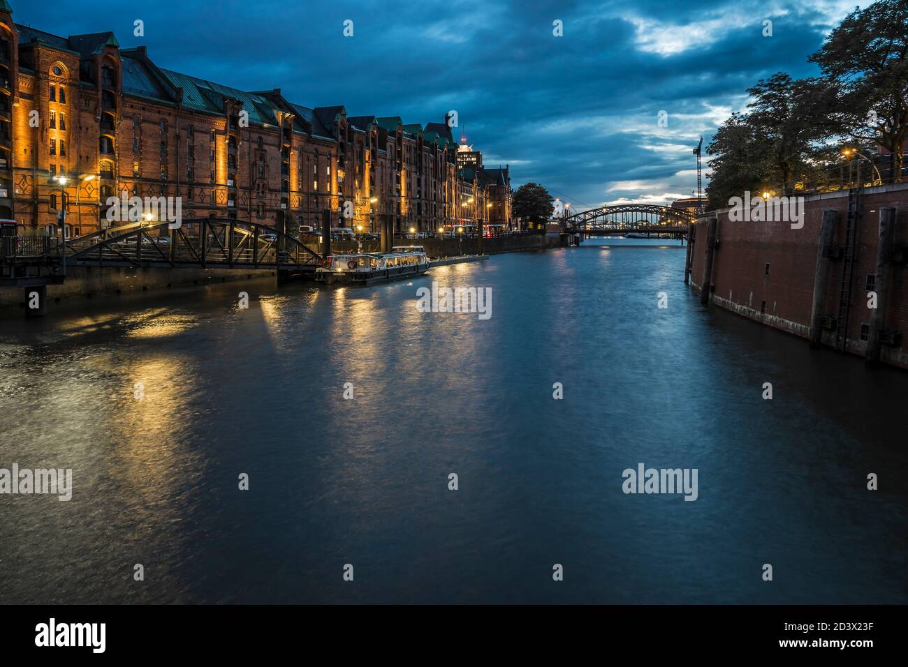 Night in the harbor area of Hamburg Stock Photo - Alamy