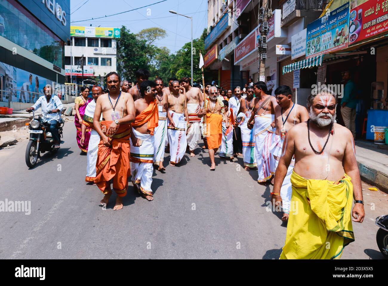 Brahmin rituals hi-res stock photography and images - Alamy