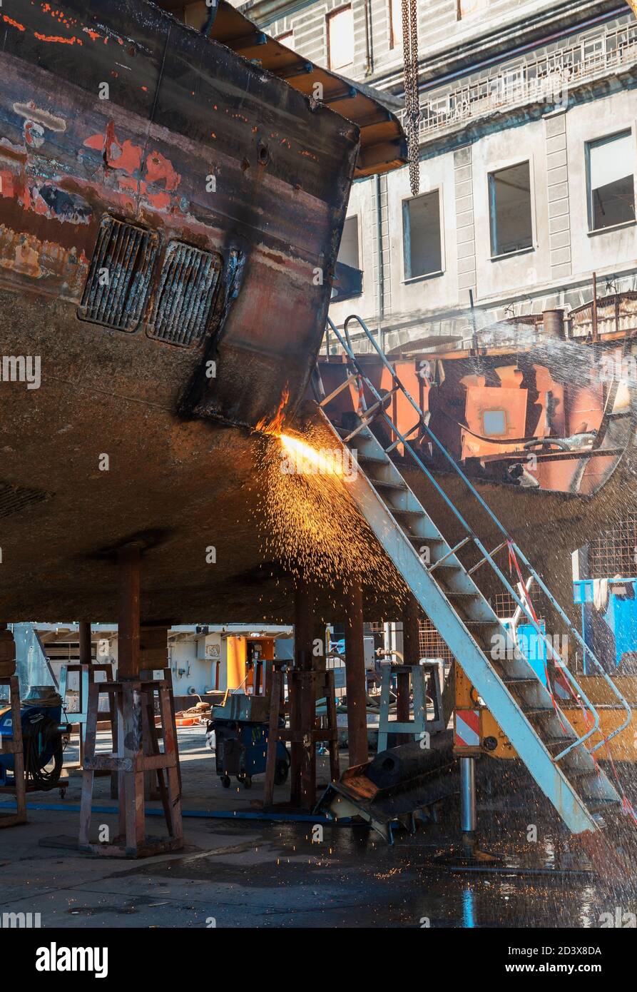 Ship demolition hi-res stock photography and images - Alamy