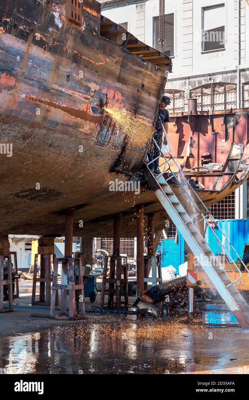 Ship demolition hi-res stock photography and images - Alamy