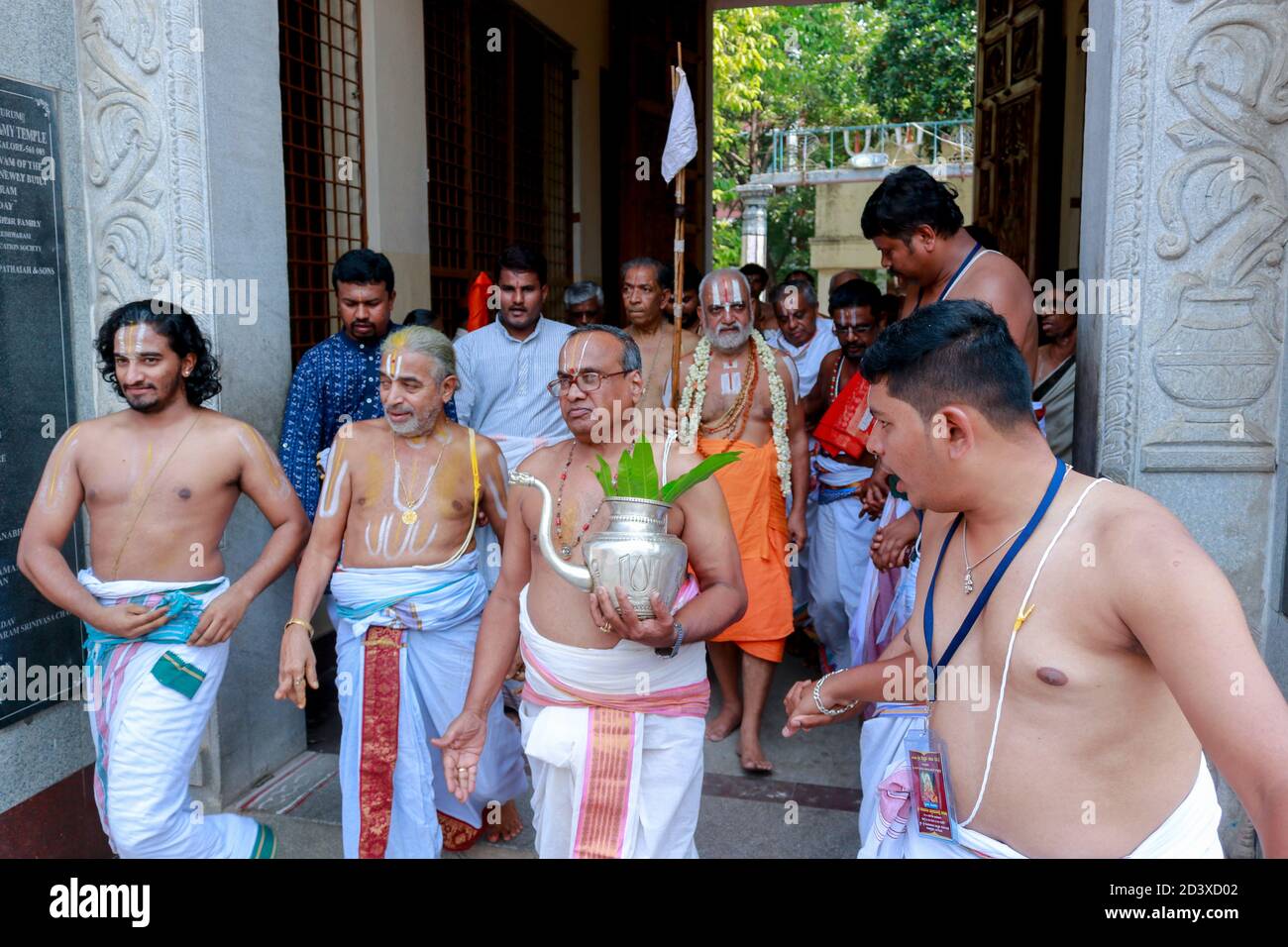 Wisdom of the crowd 2017 hi-res stock photography and images - Alamy