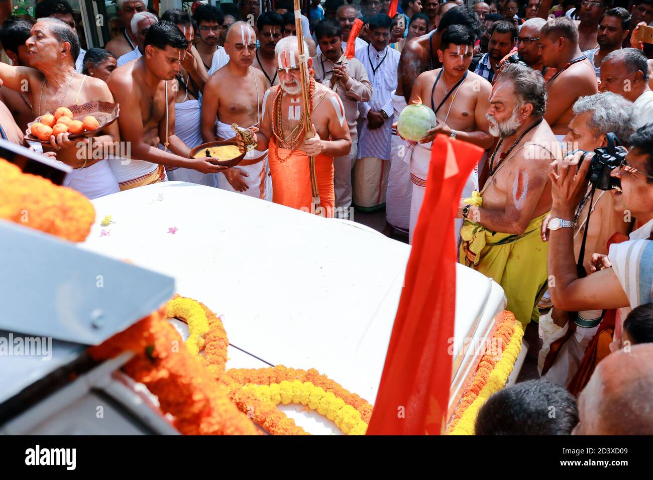 Wisdom of the crowd 2017 hi-res stock photography and images - Alamy