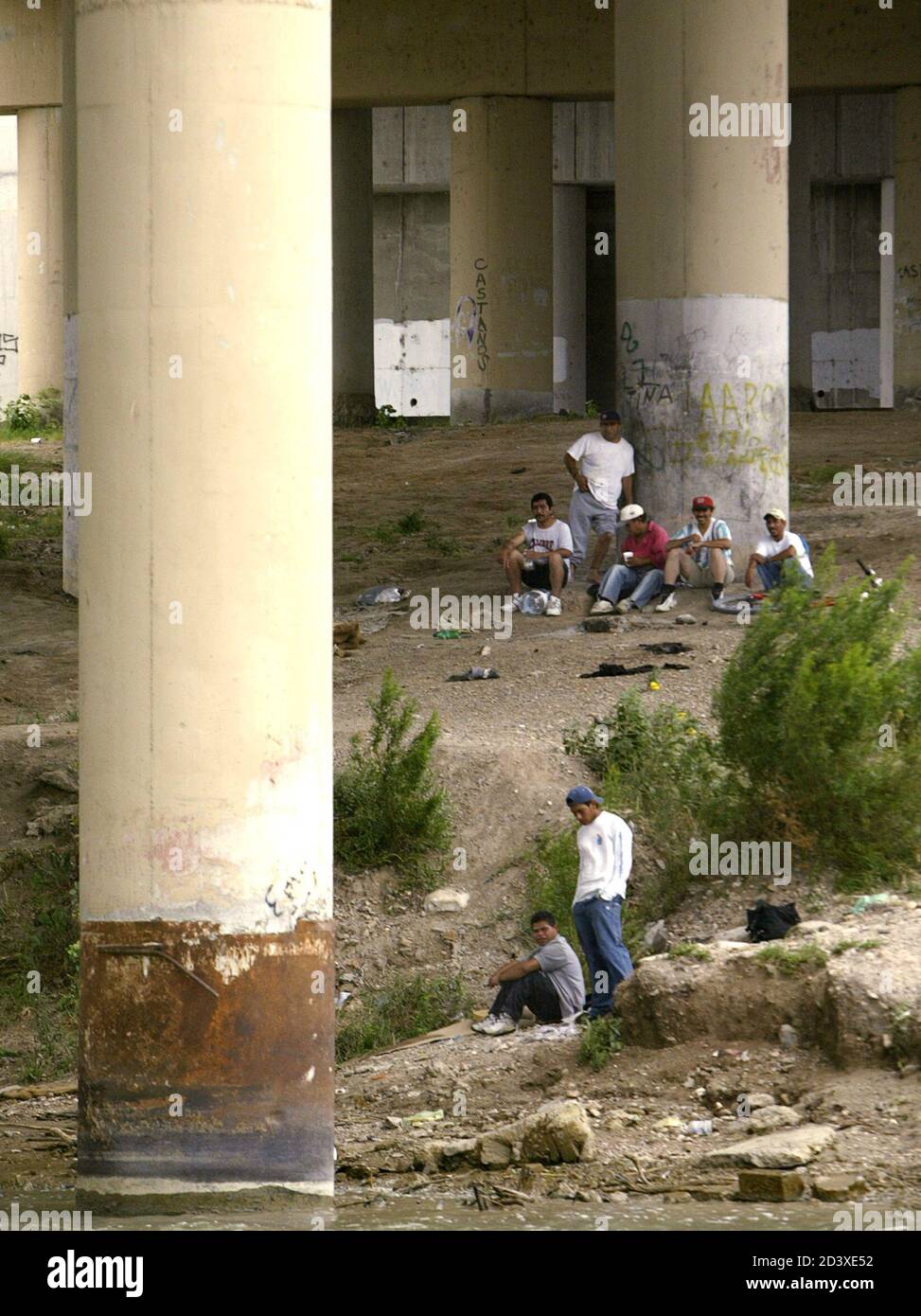 Mexican immigrants crossing us border hi-res stock photography and ...
