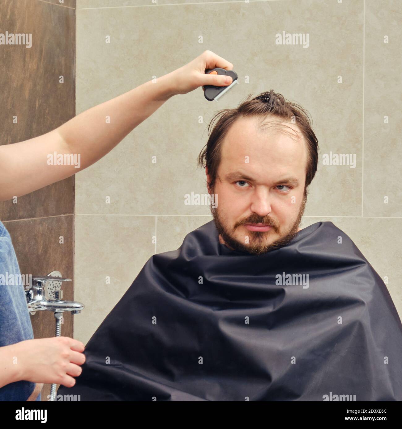 Female hand cuts a man hair with a trimmer Stock Photo - Alamy