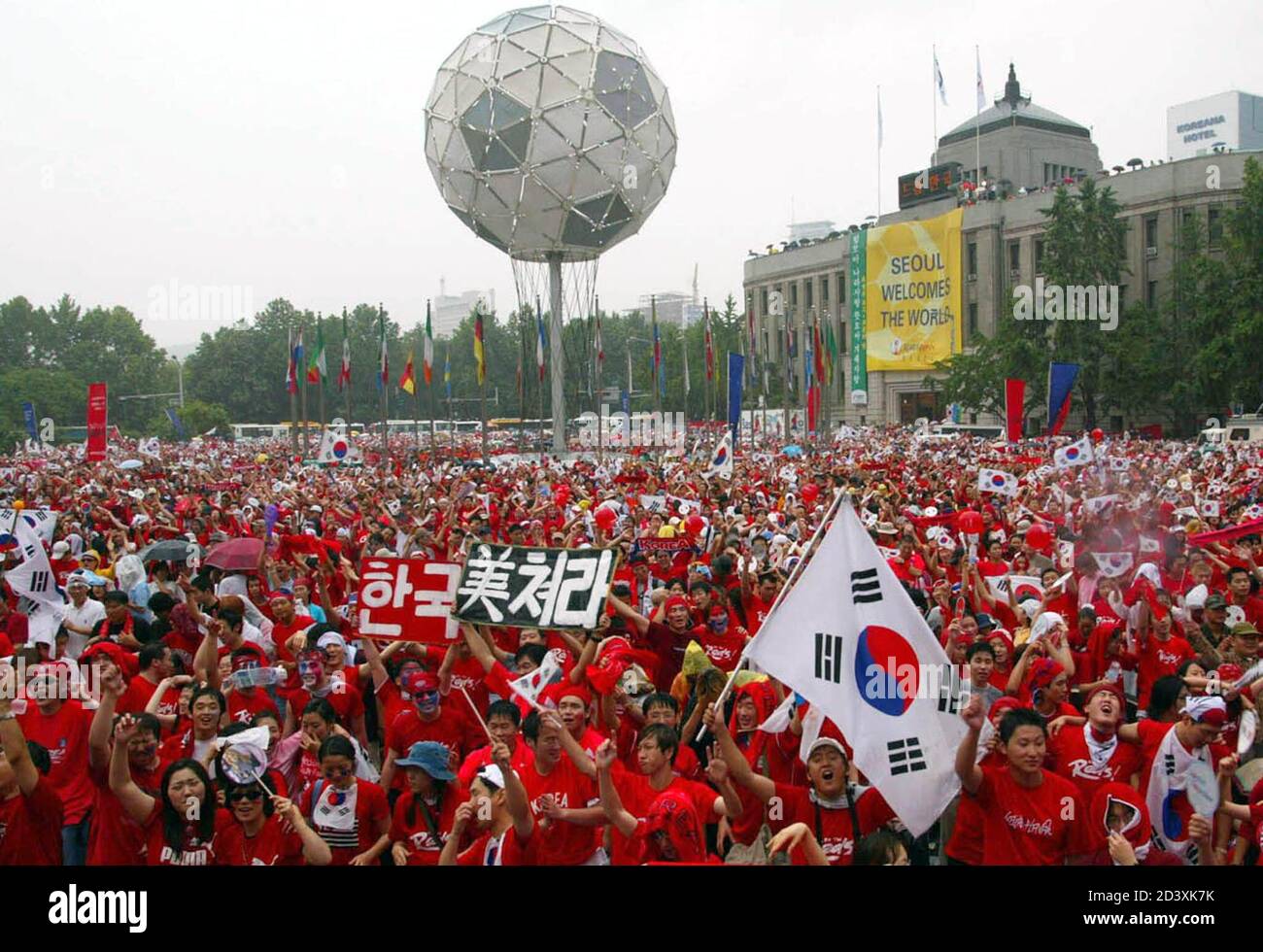 Korea fans cheer on their team hi-res stock photography and images - Alamy