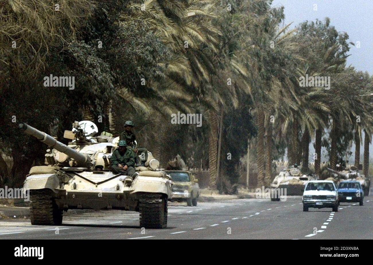 Invasion of iraq 2003 tank hi-res stock photography and images - Alamy
