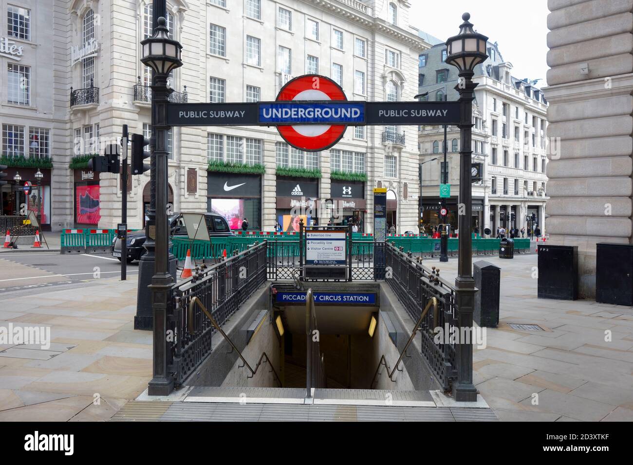 Piccadilly billboard screens hi-res stock photography and images - Alamy
