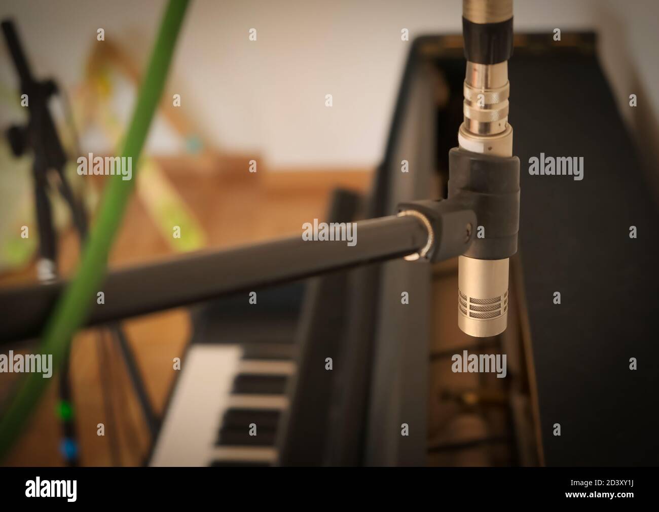 Keyboard piano microphone hi-res stock photography and images - Alamy