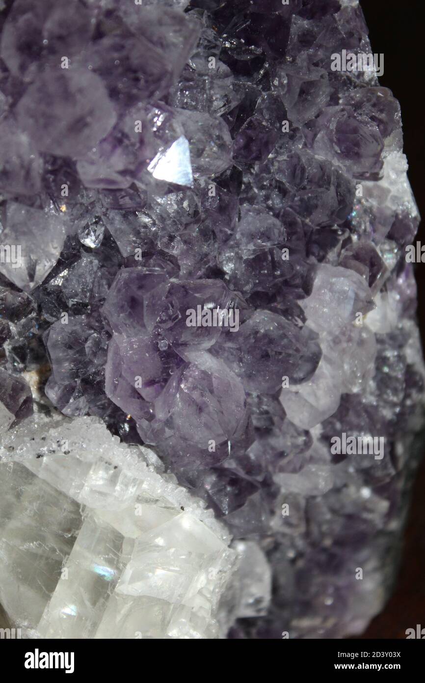 Large amethyst crystals hi-res stock photography and images - Alamy