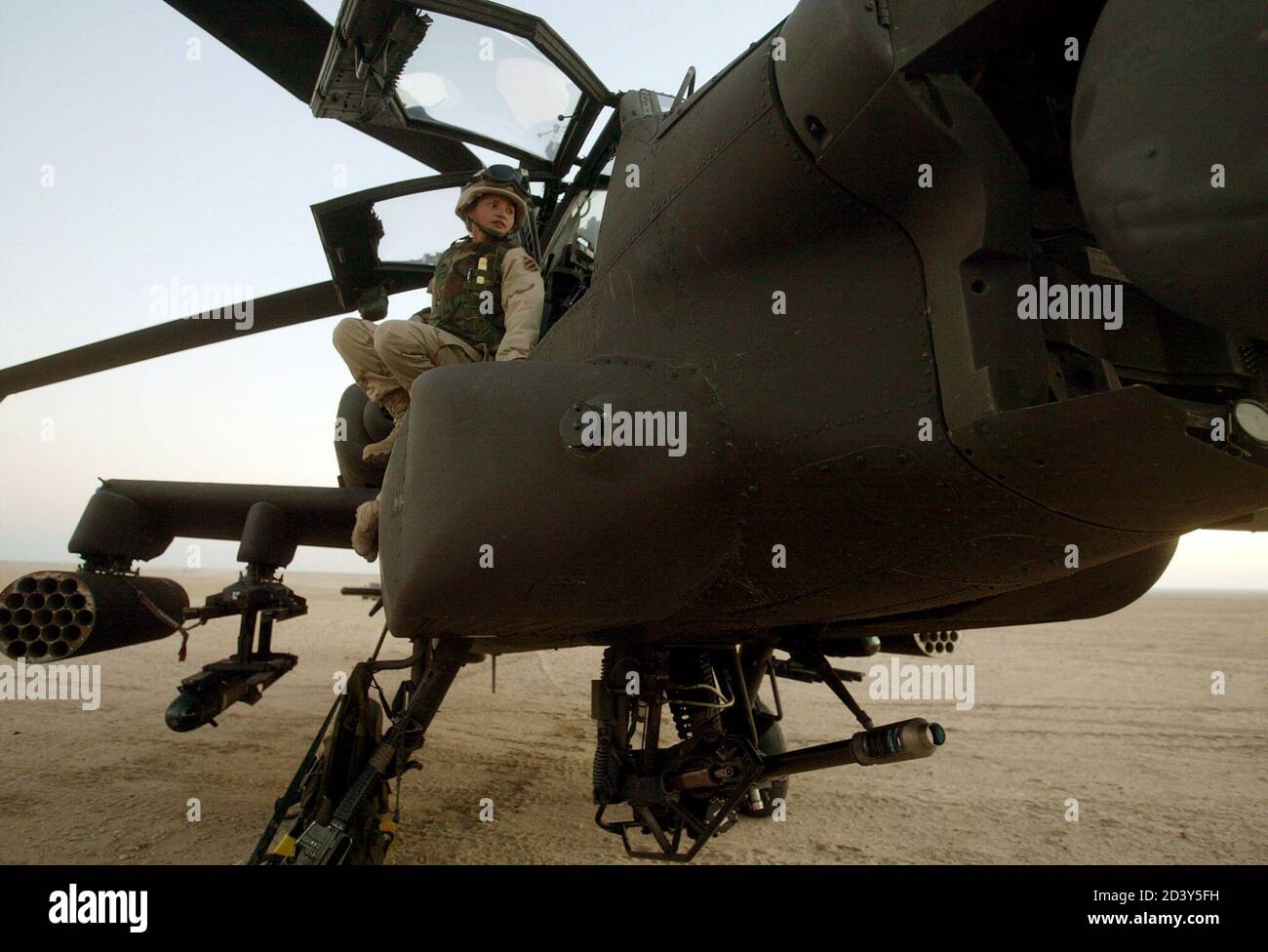 Army apache kuwait hi-res stock photography and images - Alamy