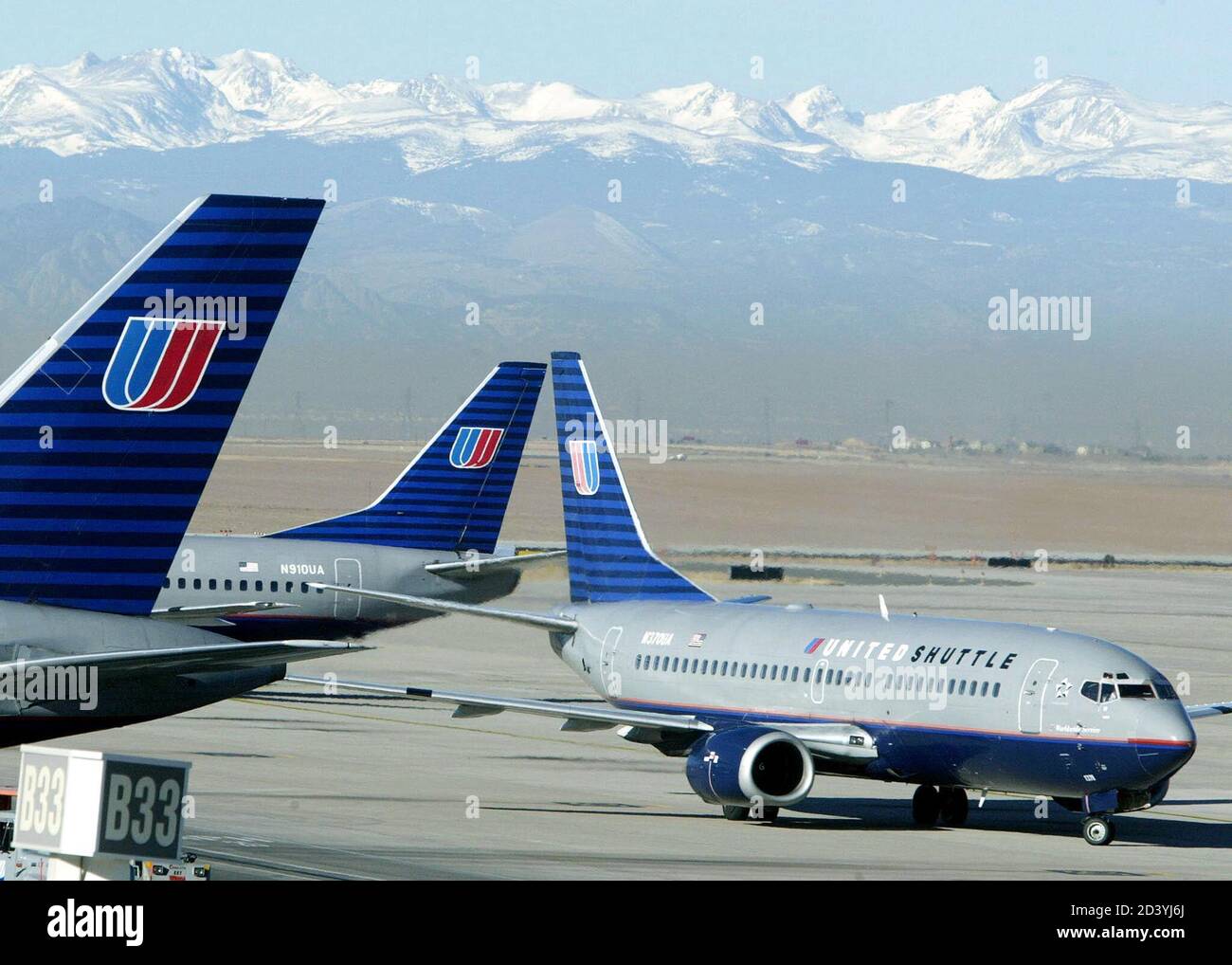Denver international airport planes hi-res stock photography and images ...