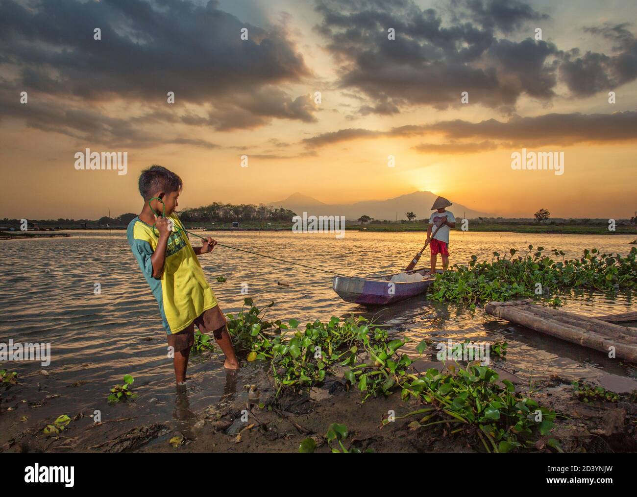 Kids playing at the lake Stock Photo - Alamy