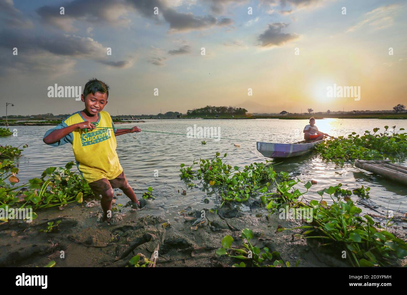 Kids playing at the lake Stock Photo - Alamy
