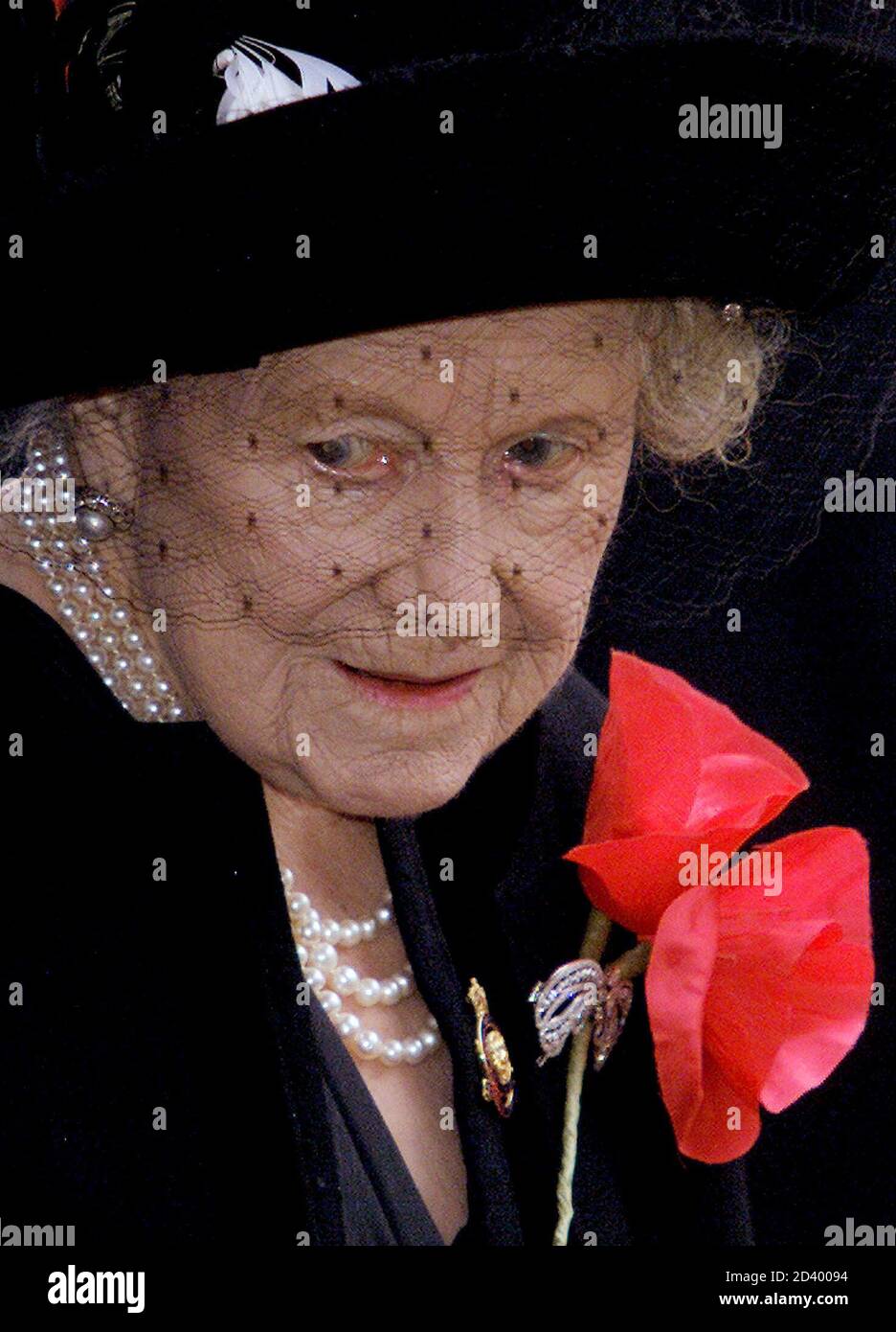 The queen mother arrives at westminster abbey hi-res stock photography ...