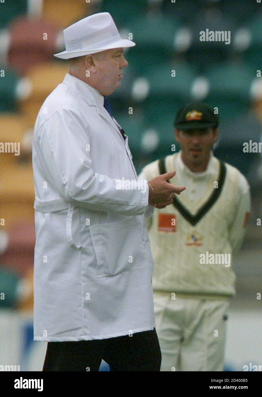 Australian cricket umpire hi-res stock photography and images - Alamy