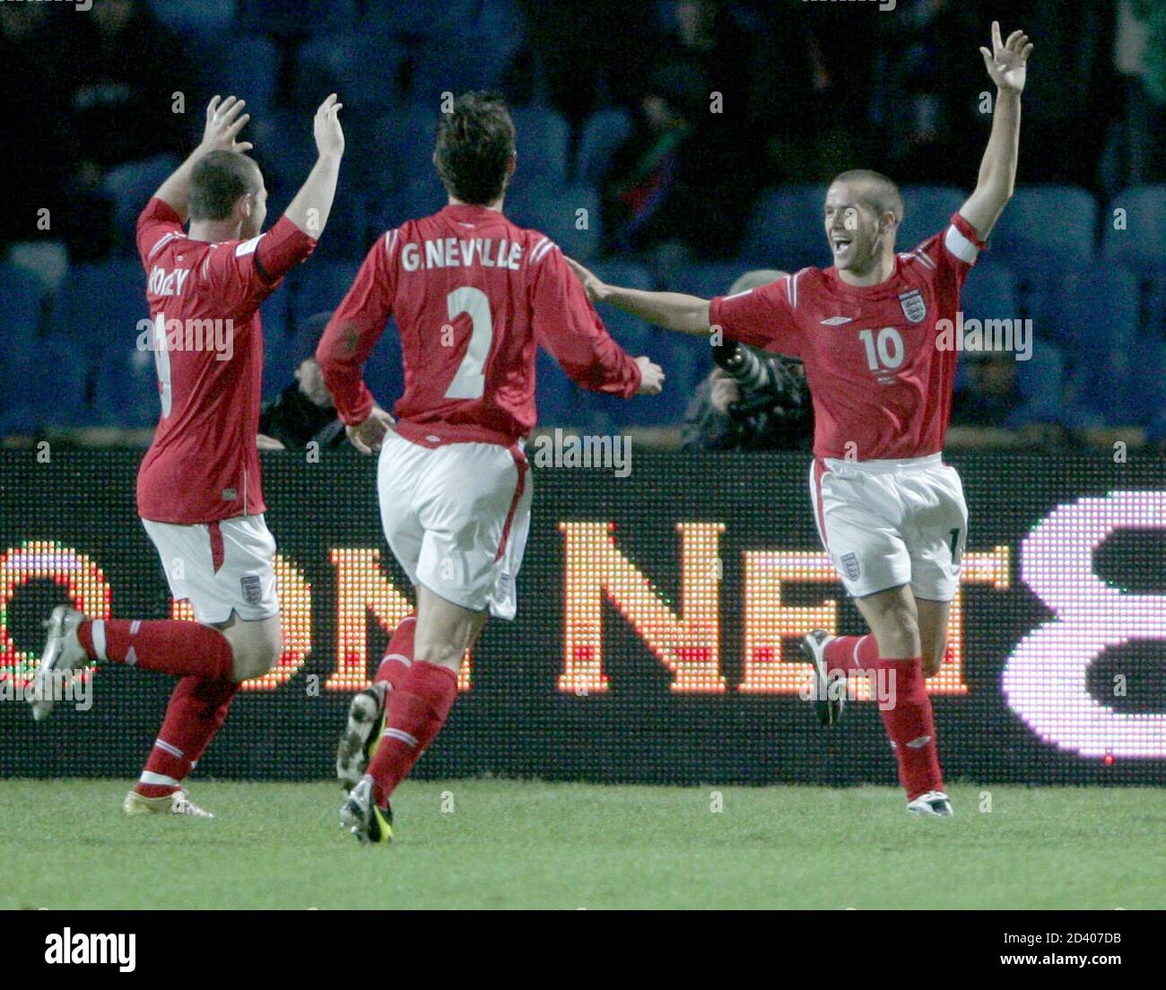 Gary neville goal 2004 hi-res stock photography and images - Alamy
