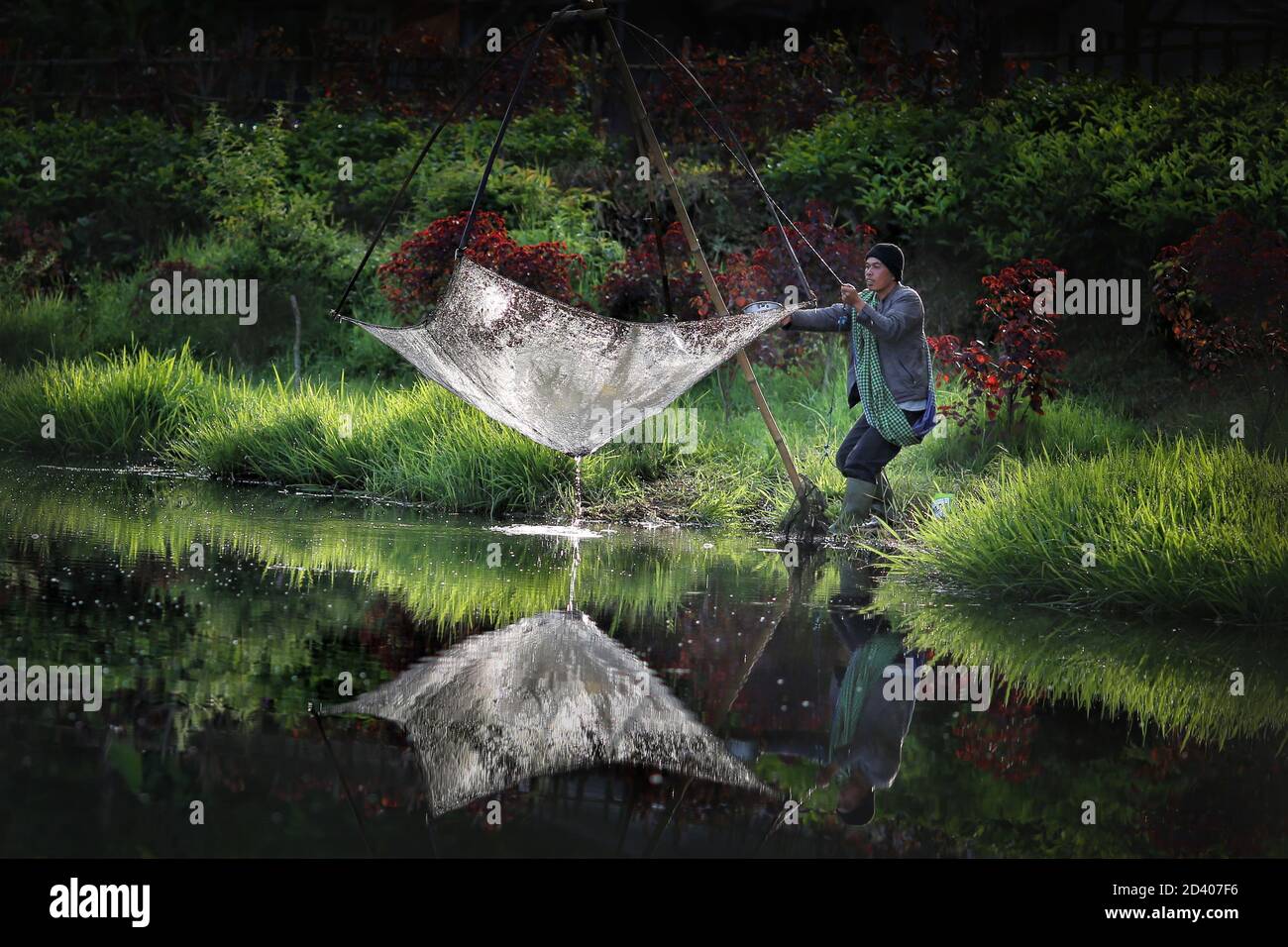 Cast net fishing hi-res stock photography and images - Alamy