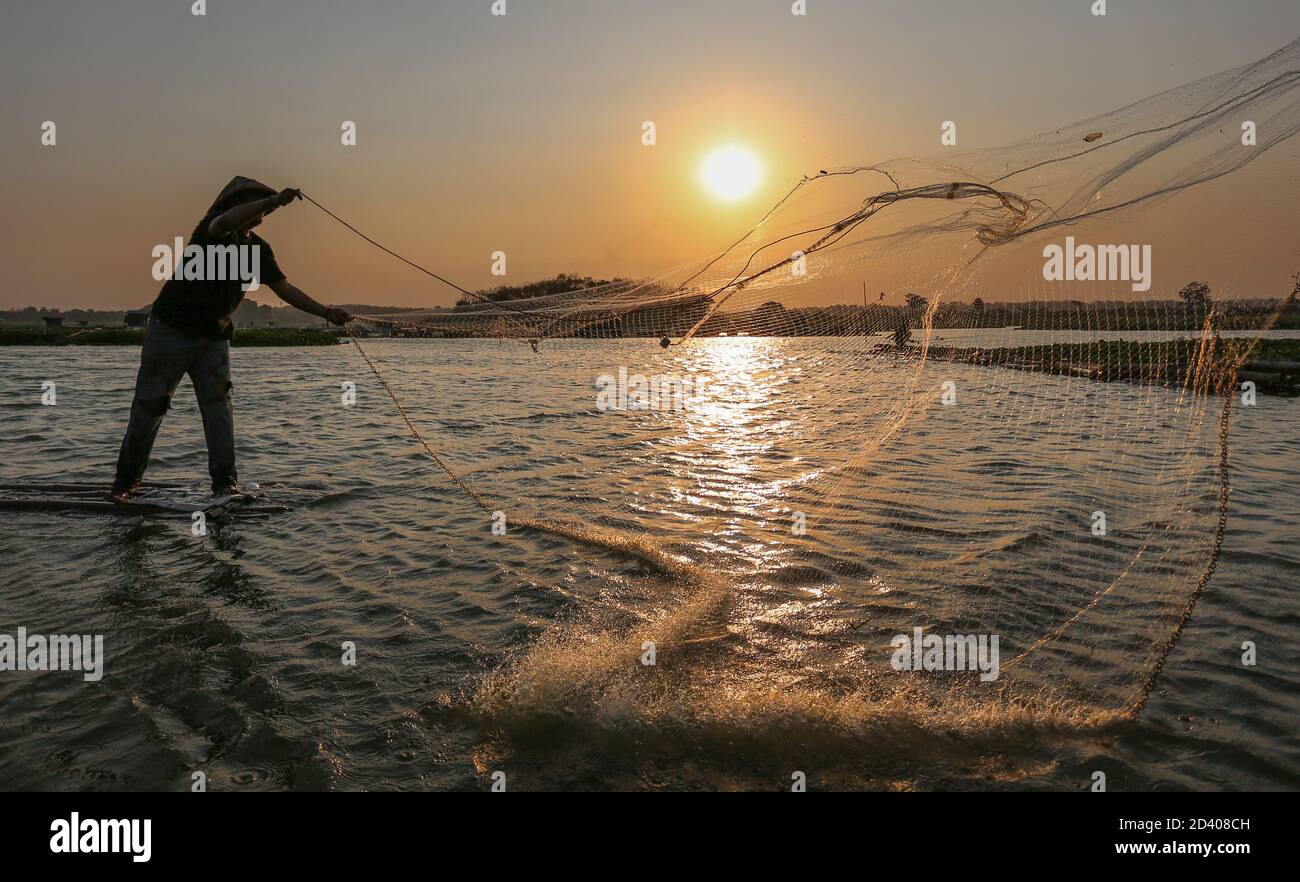 Cast Netting High Resolution Stock Photography and Images - Alamy