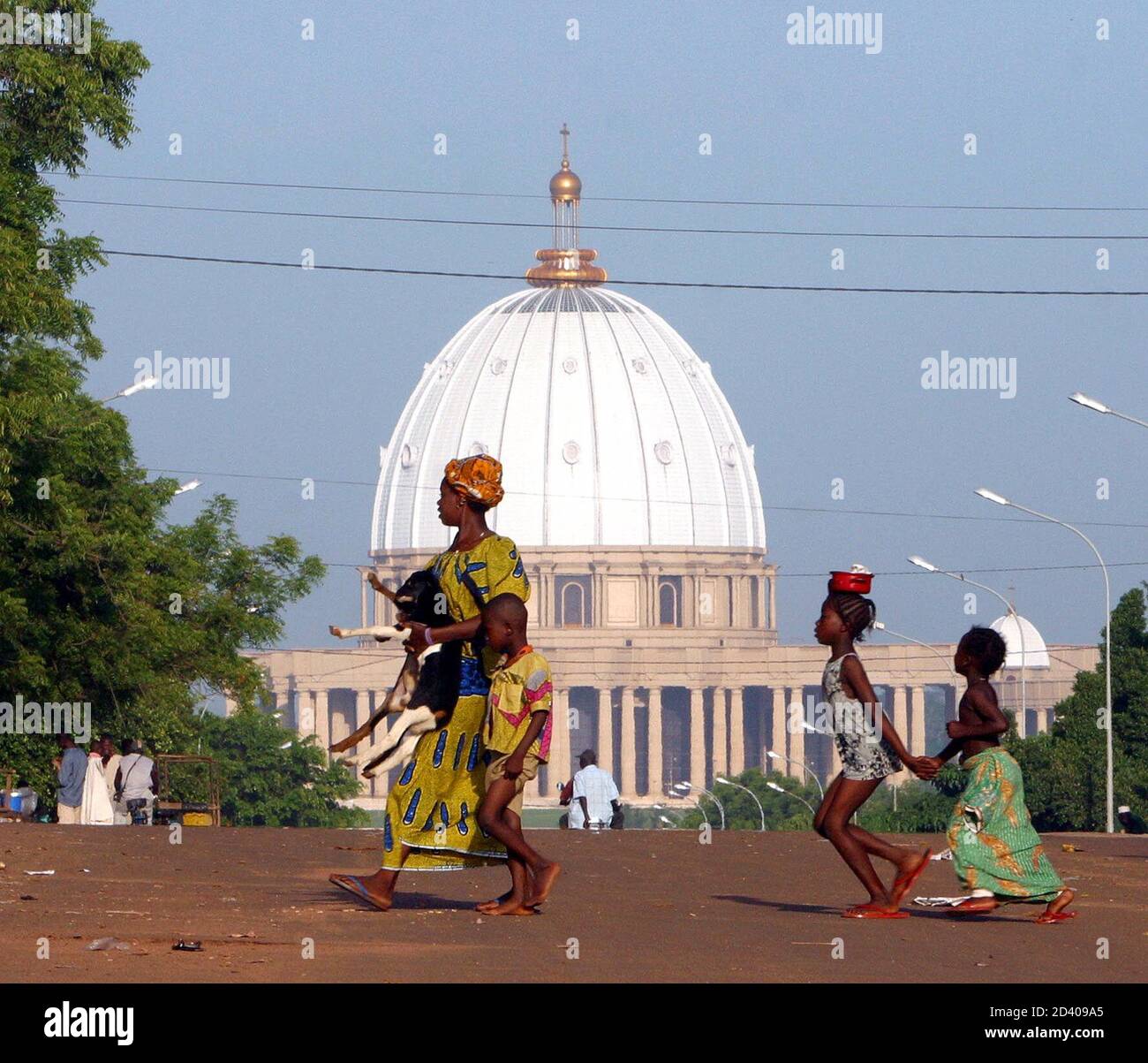 Basilica in yamoussoukro hi-res stock photography and images - Alamy