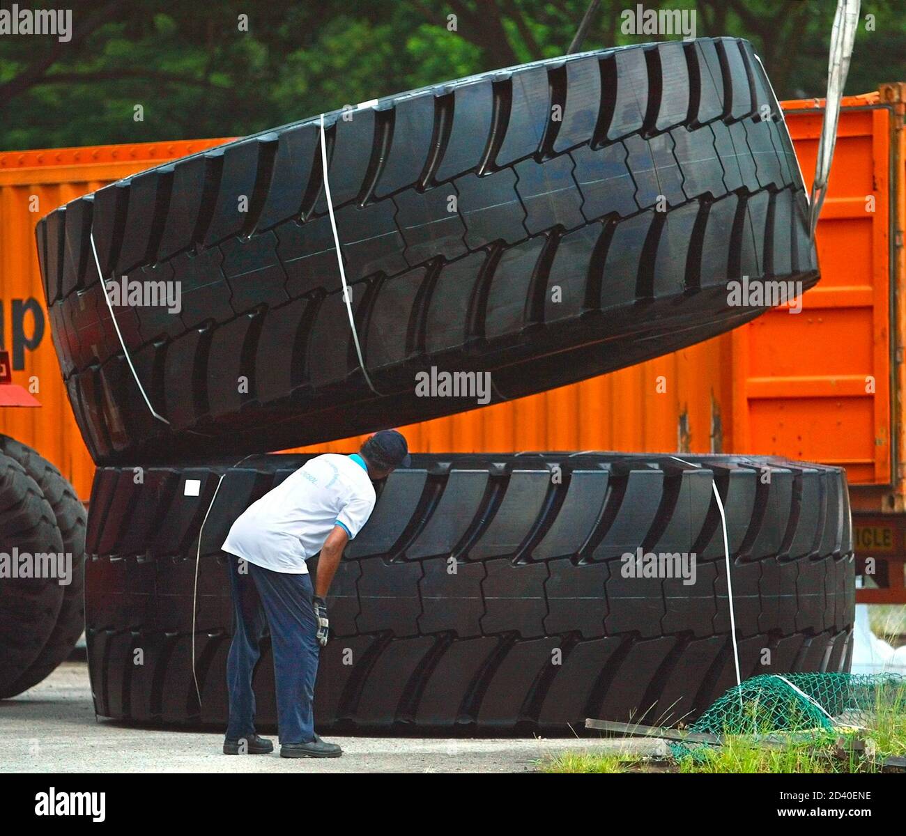 Weighing 500 tons hi-res stock photography and images - Alamy
