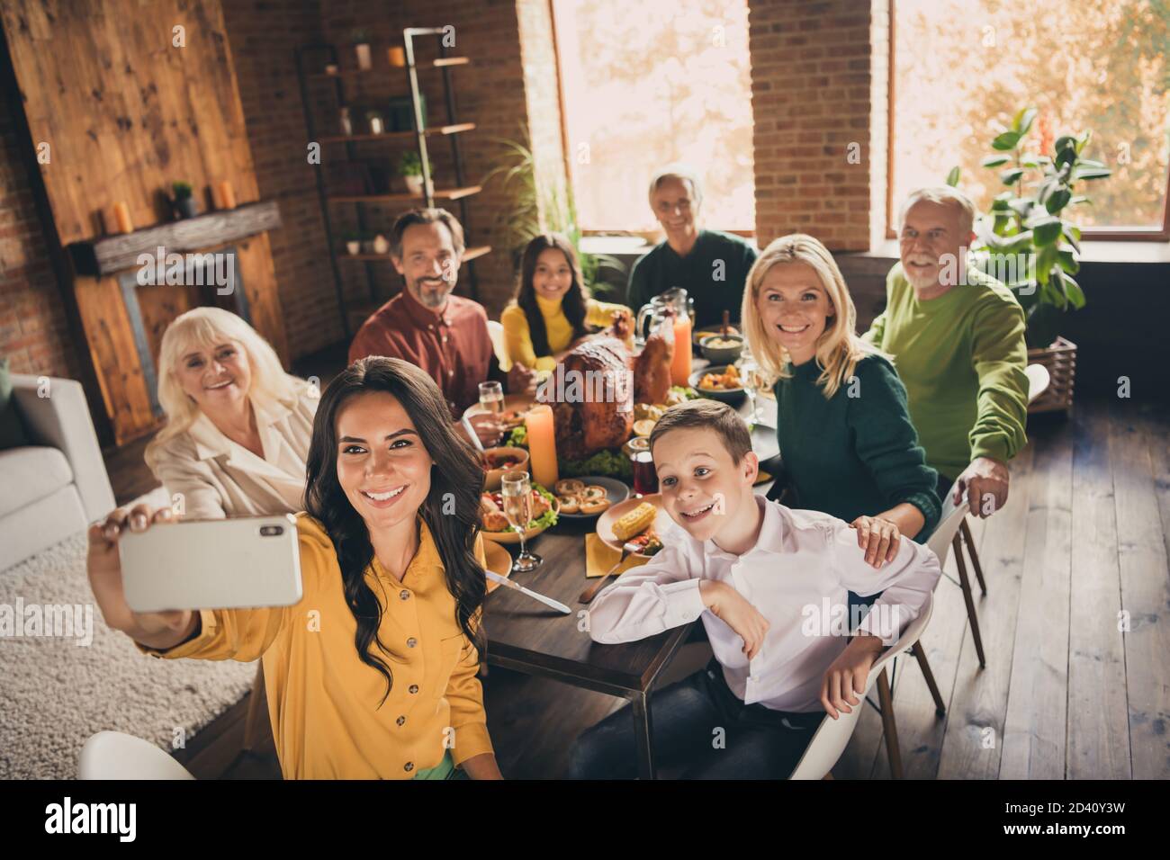 Photo of full family gathering eight people woman mother hold telephone ...