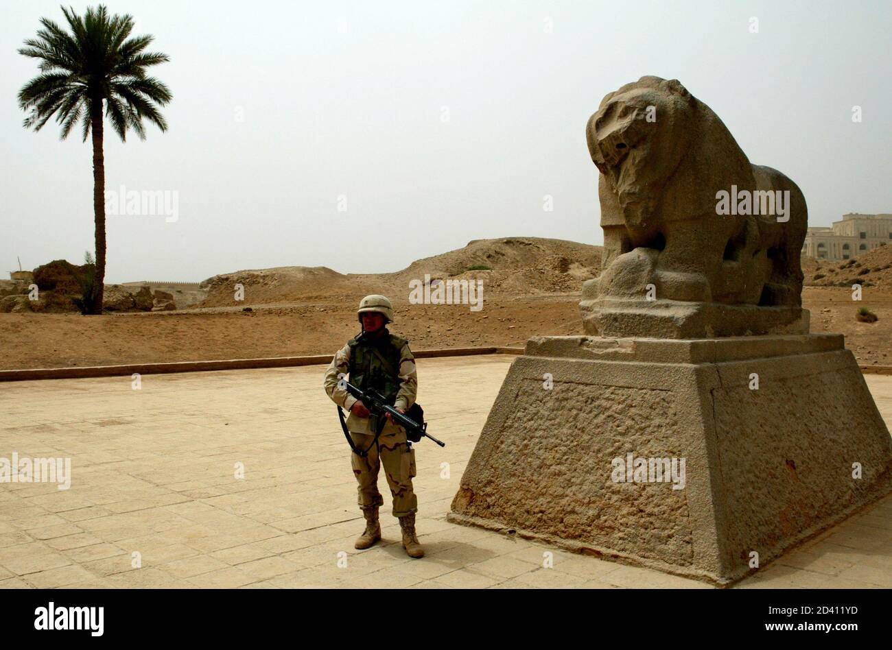 Statue iraq babylon hi-res stock photography and images - Alamy