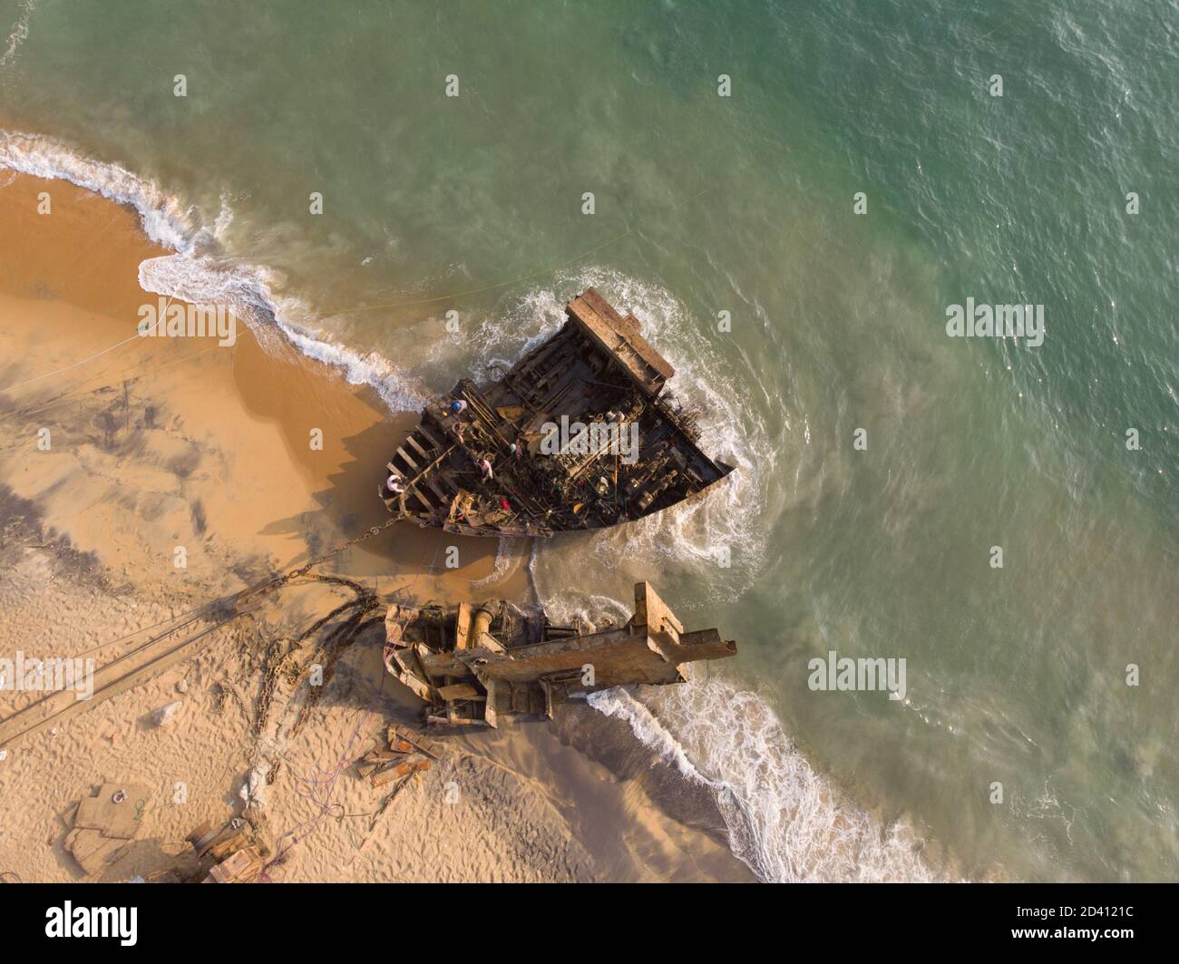 Ship dismantle hi-res stock photography and images - Alamy
