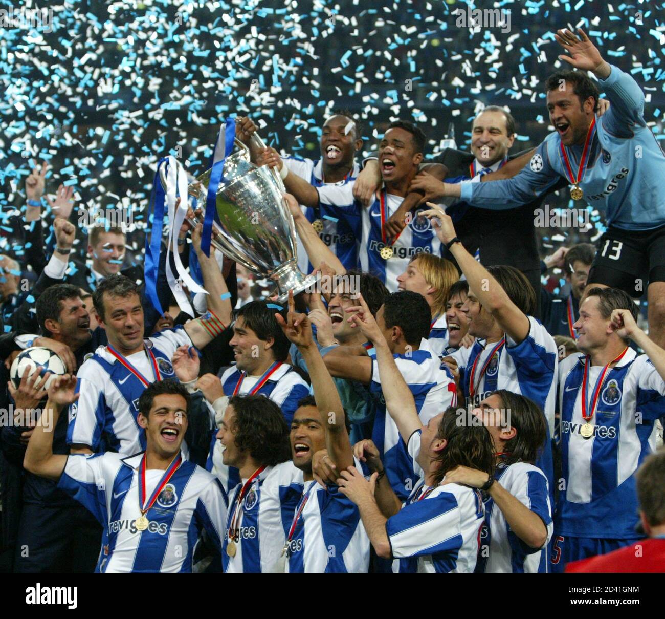 Porto players celebrate their 3-0 Champions League final victory over ...
