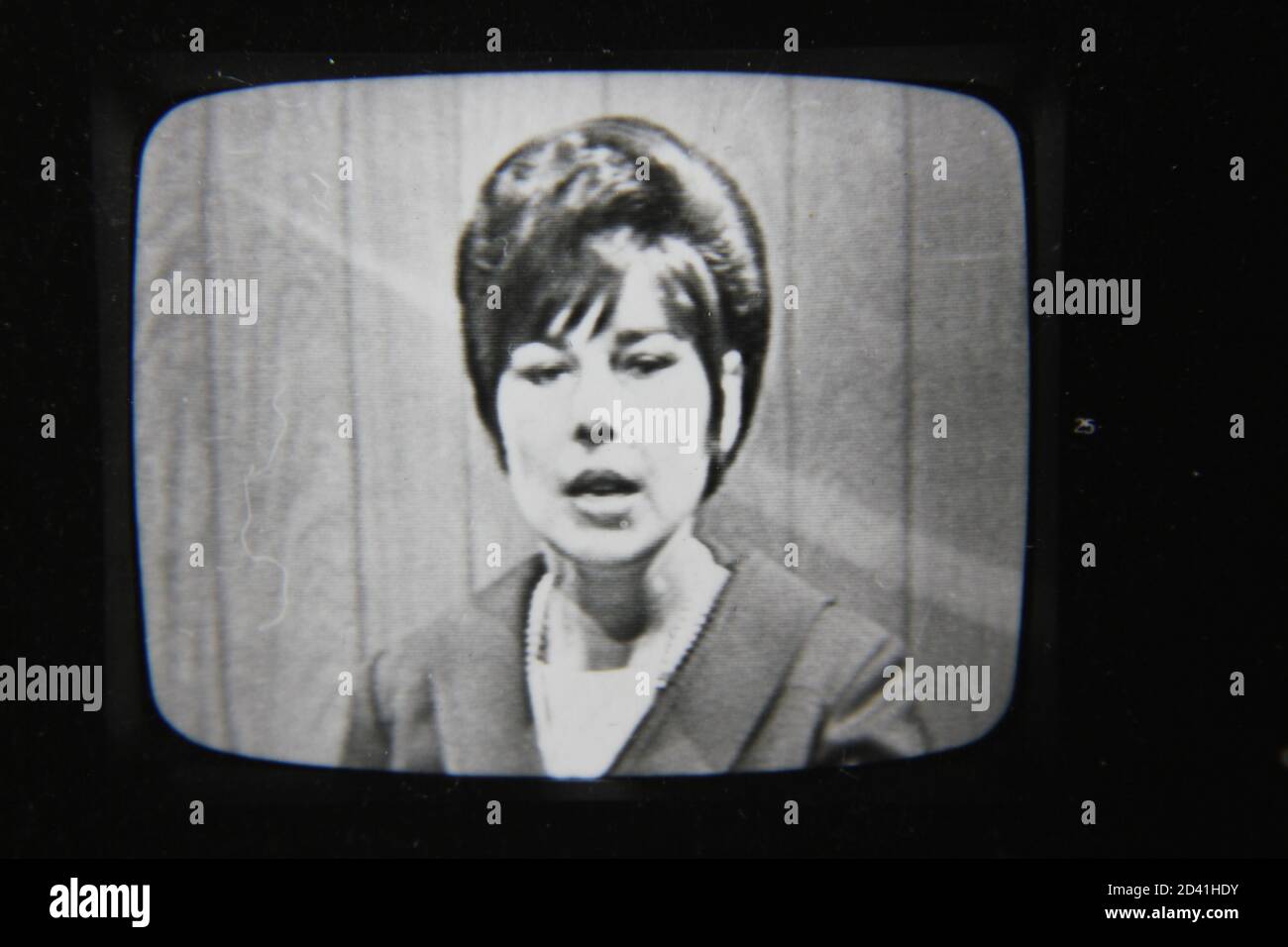 People watching tv 1970s hi-res stock photography and images - Alamy