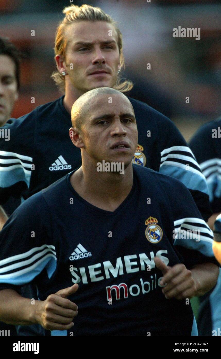 David beckham roberto carlos training hi-res stock photography and ...