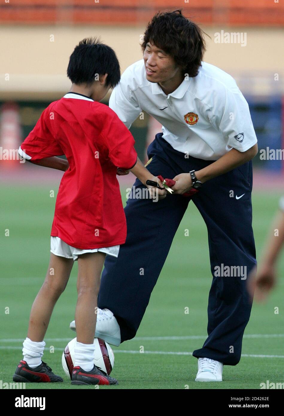 South soccer player park ji sung hi-res stock photography and images ...