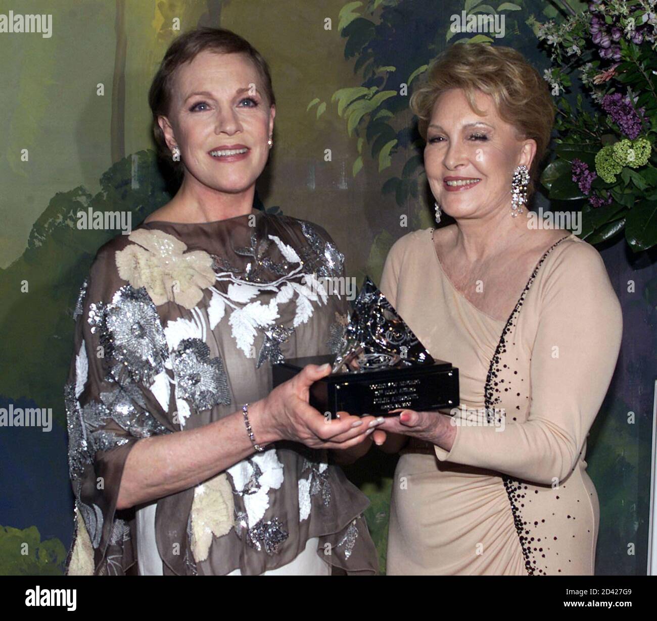 Actress dame julie andrews hi-res stock photography and images - Alamy