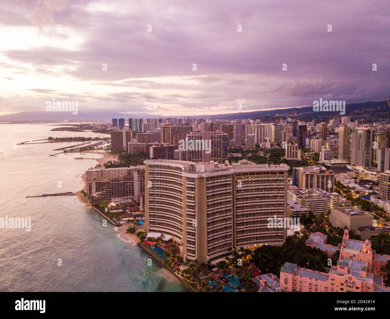 Beautiful shot of the Honolulu city skyline during purple sunset over ...