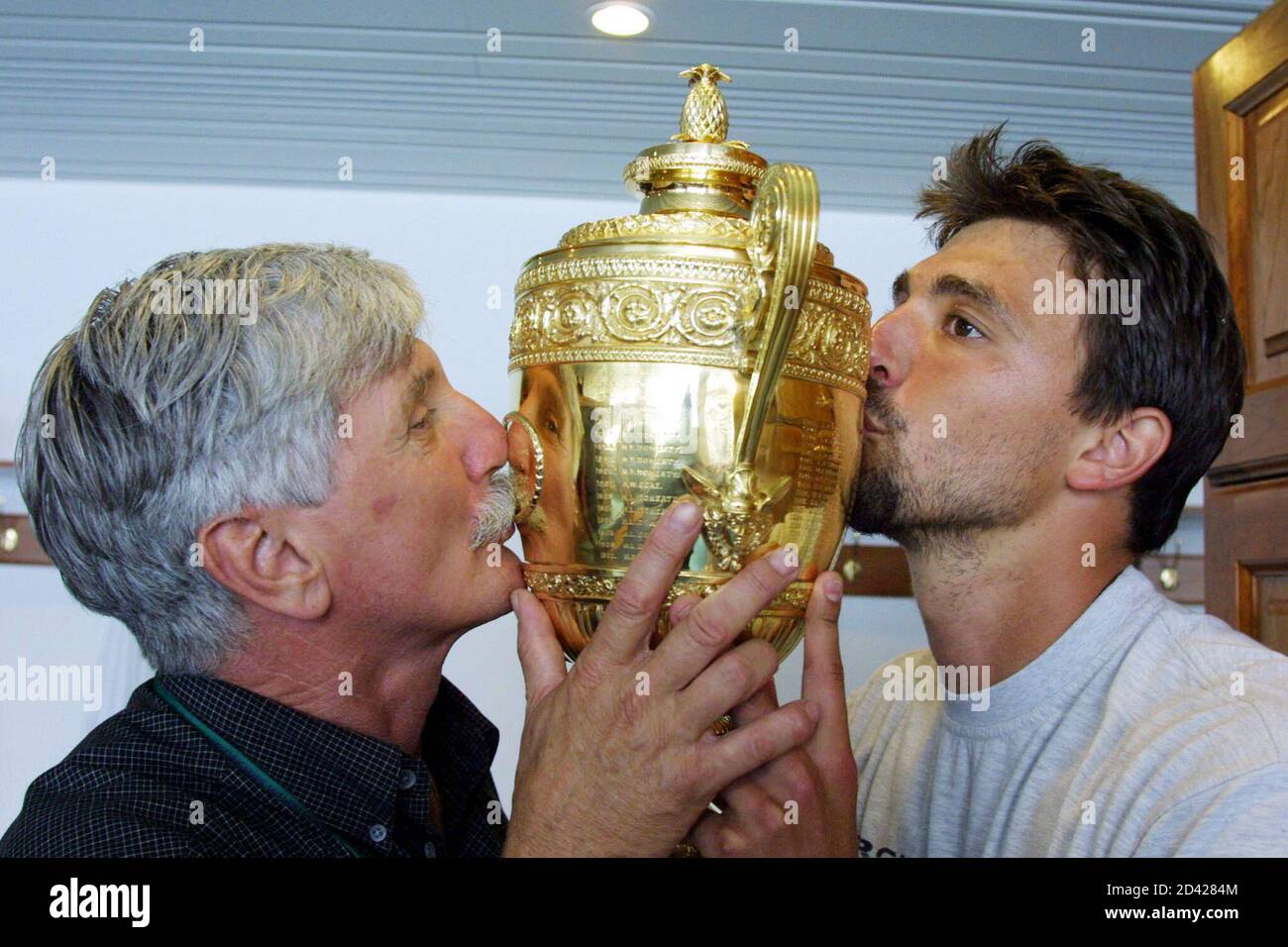 Goran ivanisevic 2001 wimbledon hi-res stock photography and images - Alamy