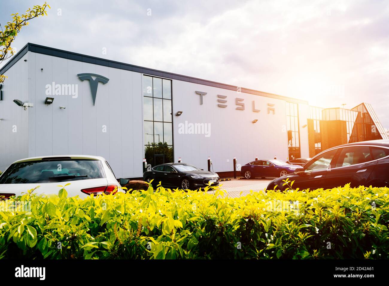 Tesla store london hi-res stock photography and images - Alamy