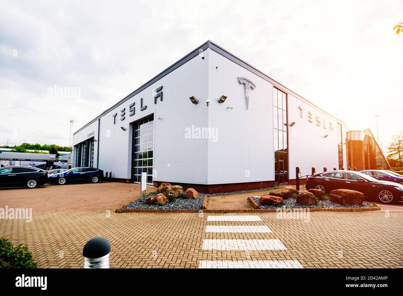 Tesla store london hi-res stock photography and images - Alamy