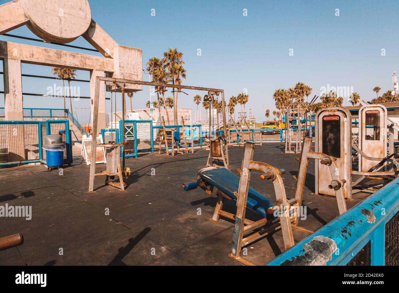 View of the famous muscle beach in Los Angeles by the Venice beach in ...