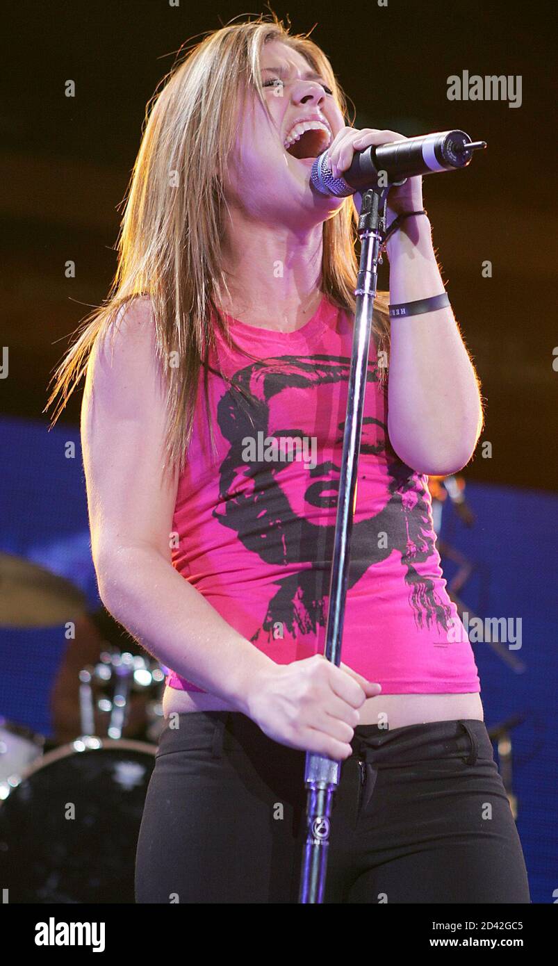 Kelly clarkson 2004 hi-res stock photography and images - Alamy