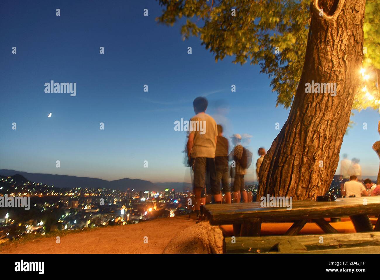 Girl looking at night sky stars hi-res stock photography and images - Alamy