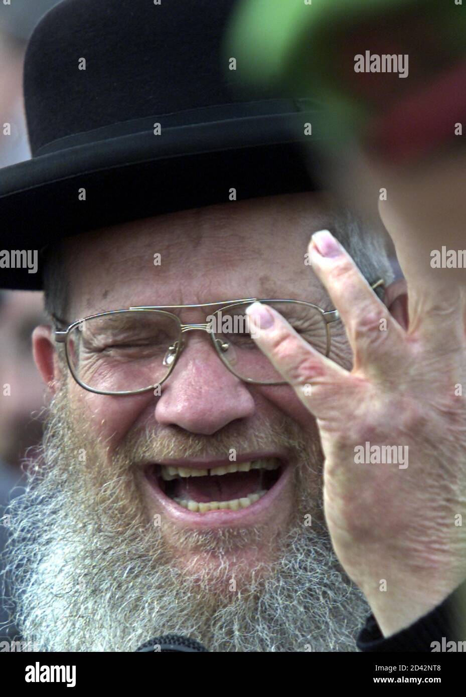 Israeli soldier cries during funeral hi-res stock photography and ...