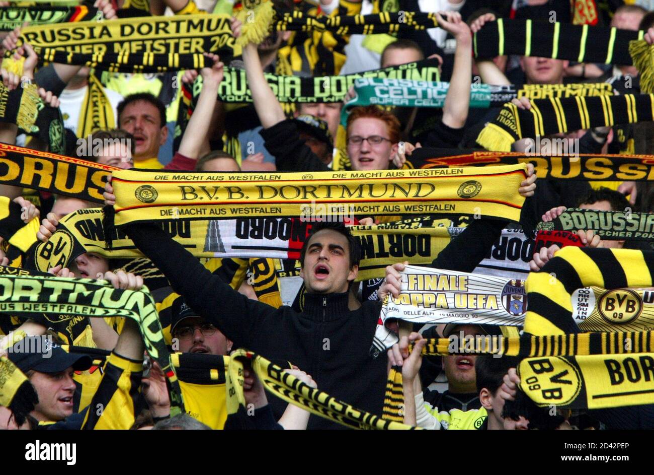 Borussia dortmund fans cheer before hi-res stock photography and images ...