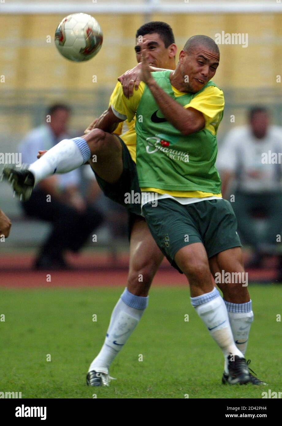 Ronaldo training 2002 hi-res stock photography and images - Alamy